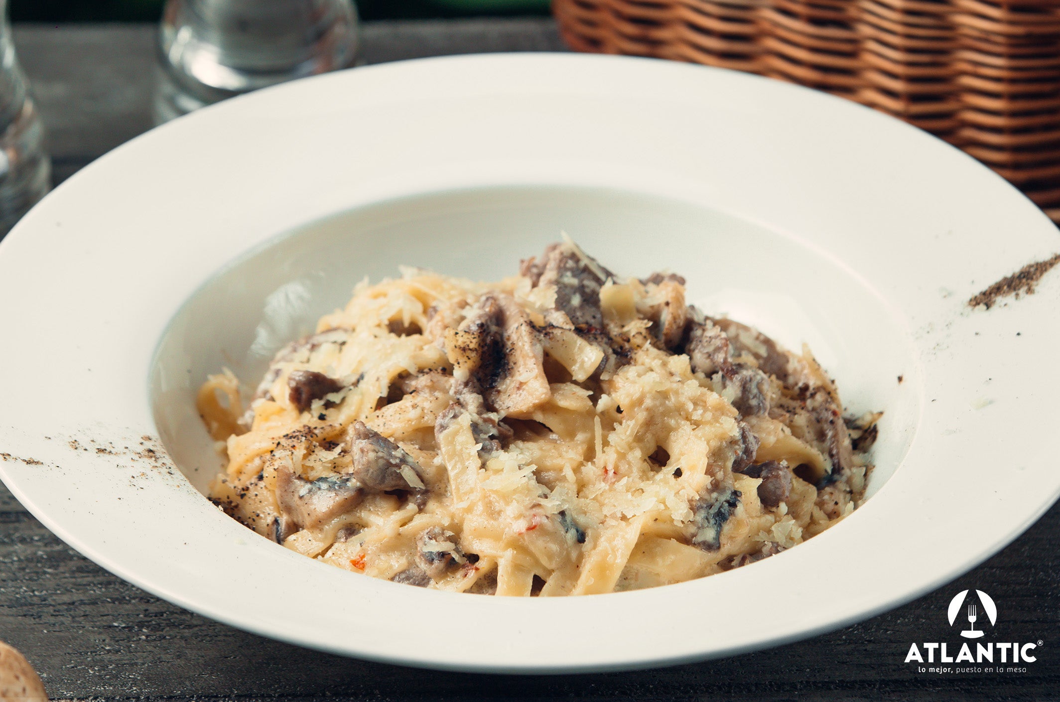 Fetuccini Alfredo con pollo y champiñones– TIENDA ATLANTIC HOGAR